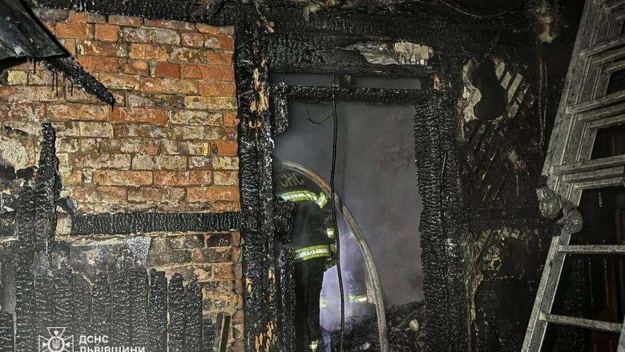 Майже дві години гасили пожежу в дерев’яному будинку на Львівщині | Новини