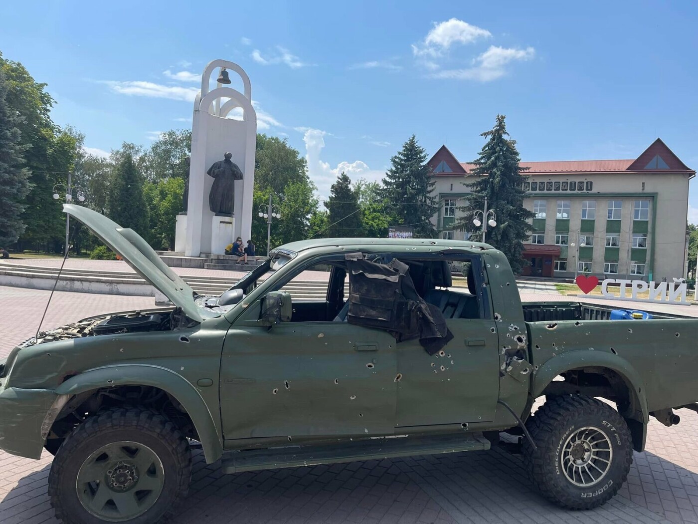 У Стрию показали військовий автомобіль, який був розстріляний армією ...